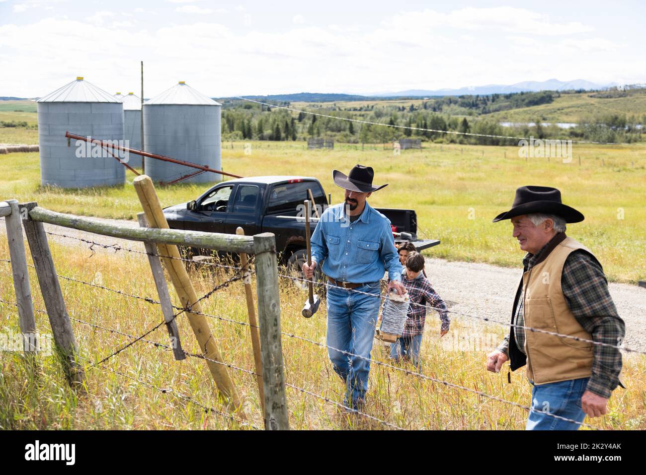 Fence fixing hi-res stock photography and images - Alamy