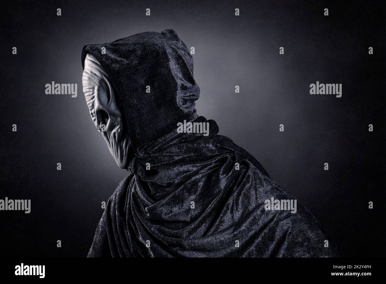 Dark mysterious figure hi-res stock photography and images - Alamy