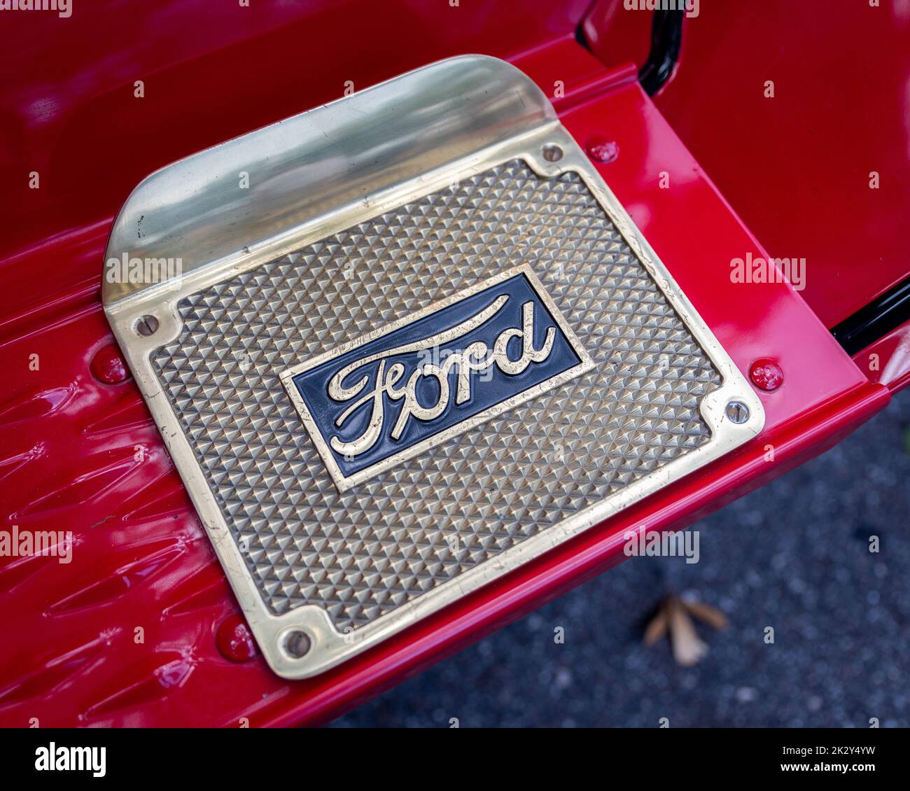 Antique ford sign hi-res stock photography and images - Alamy