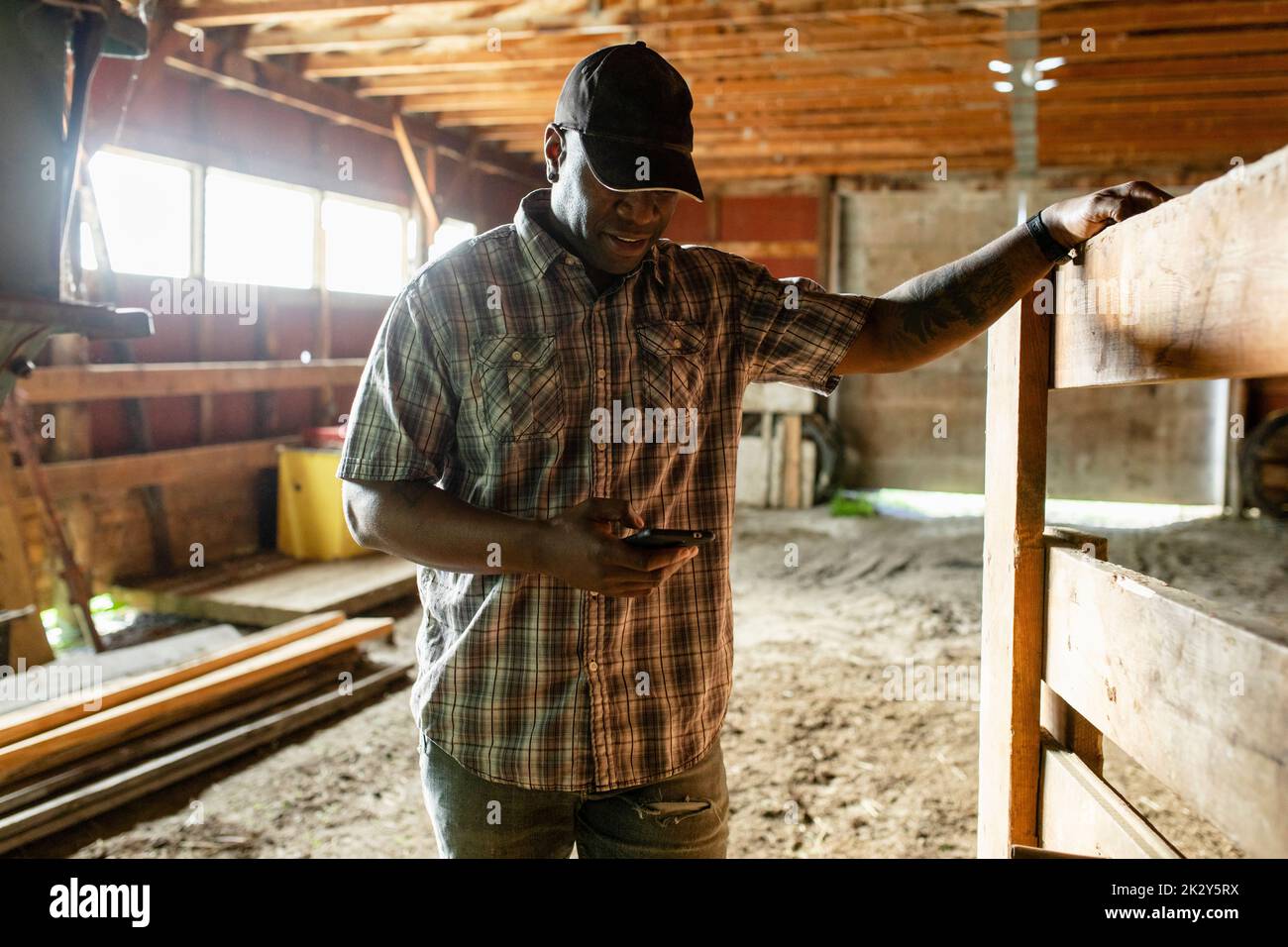 Farmer using technology hi-res stock photography and images - Alamy