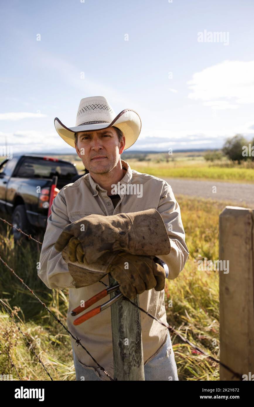 Man fixing fence hi-res stock photography and images - Alamy