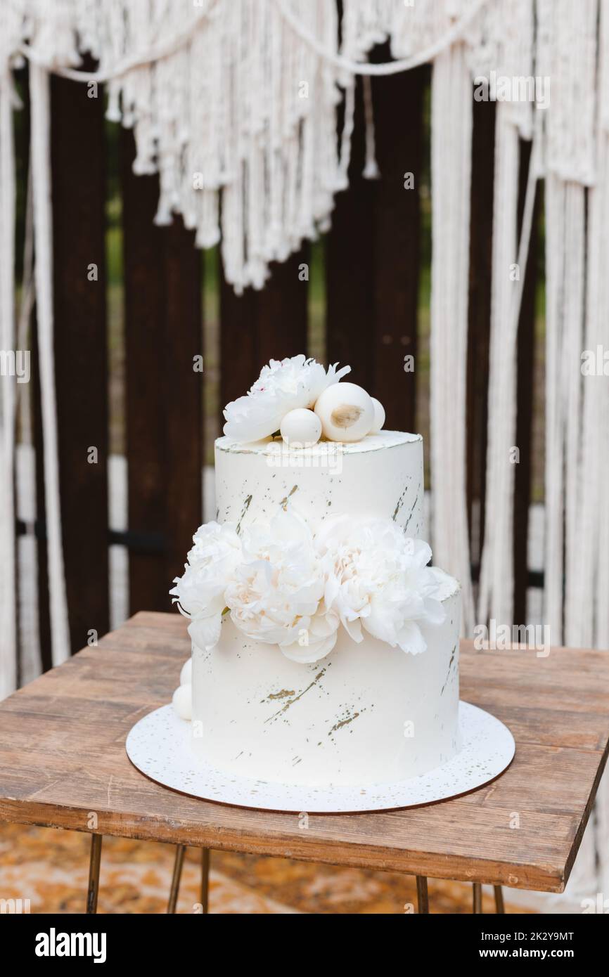 Boho style wedding cake. Wedding sweets. Elegant white wedding cake ...