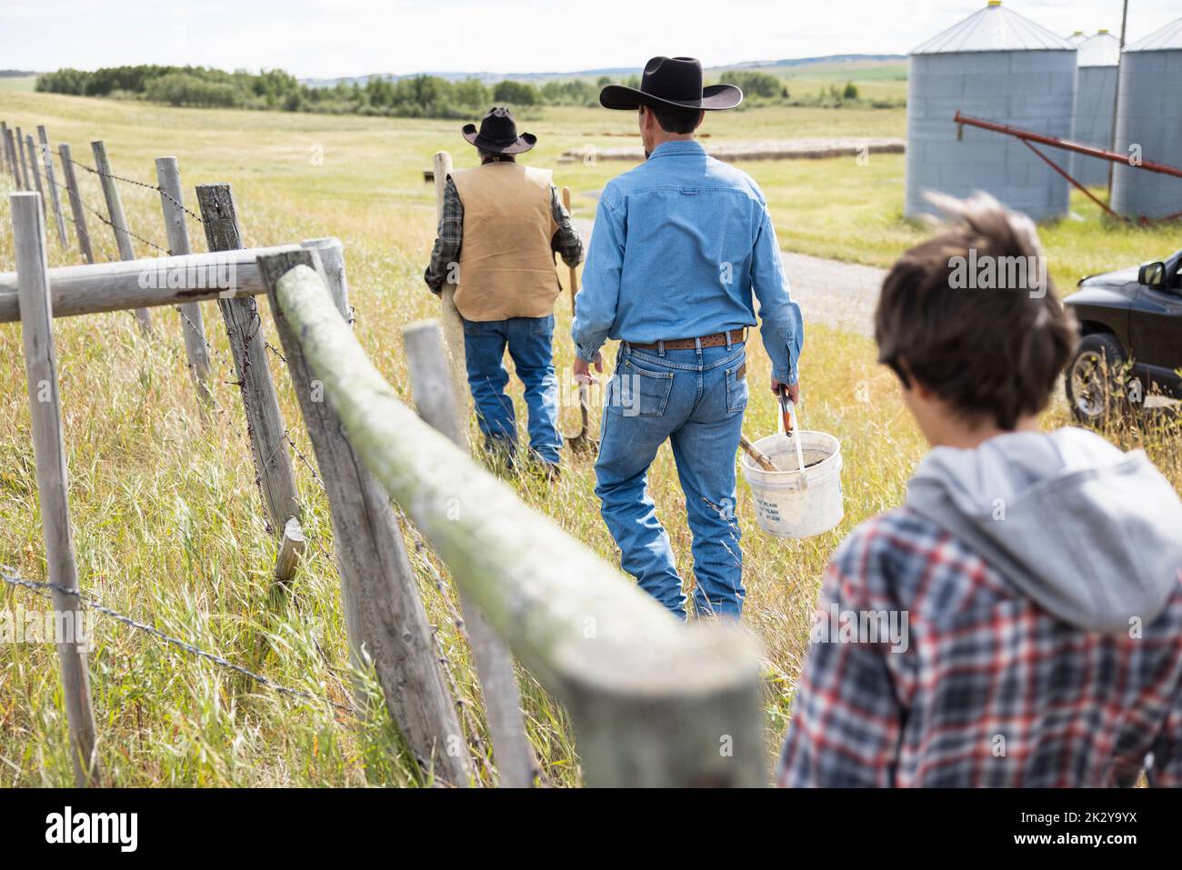 Fixing fence hi-res stock photography and images - Alamy