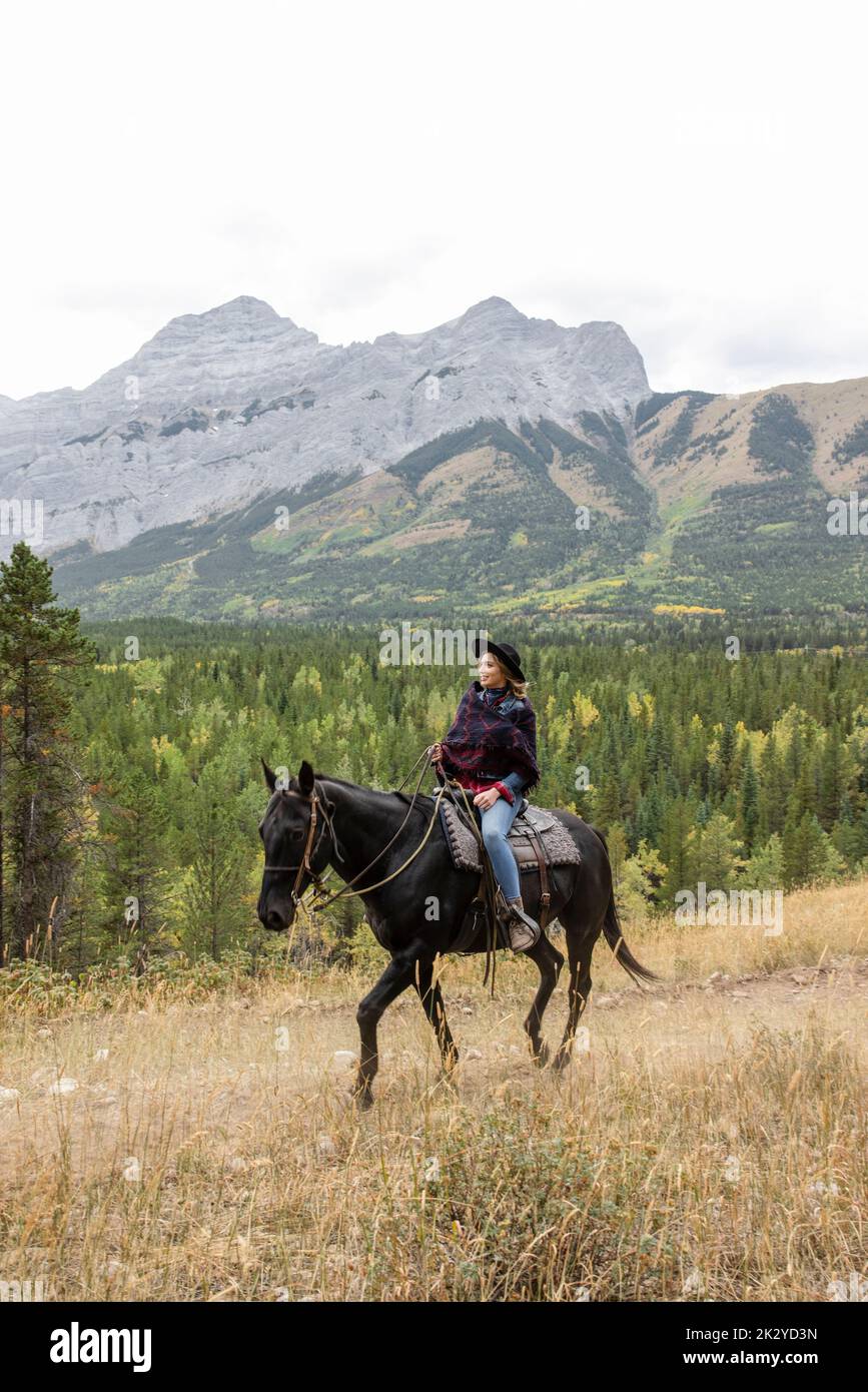 Woman mountain trail hi-res stock photography and images - Alamy