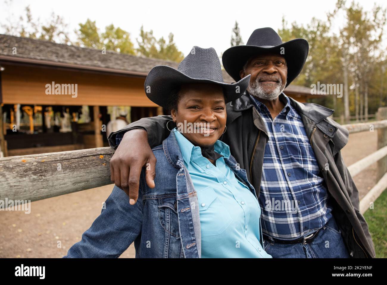 Couple cowboy hats hi-res stock photography and images - Alamy