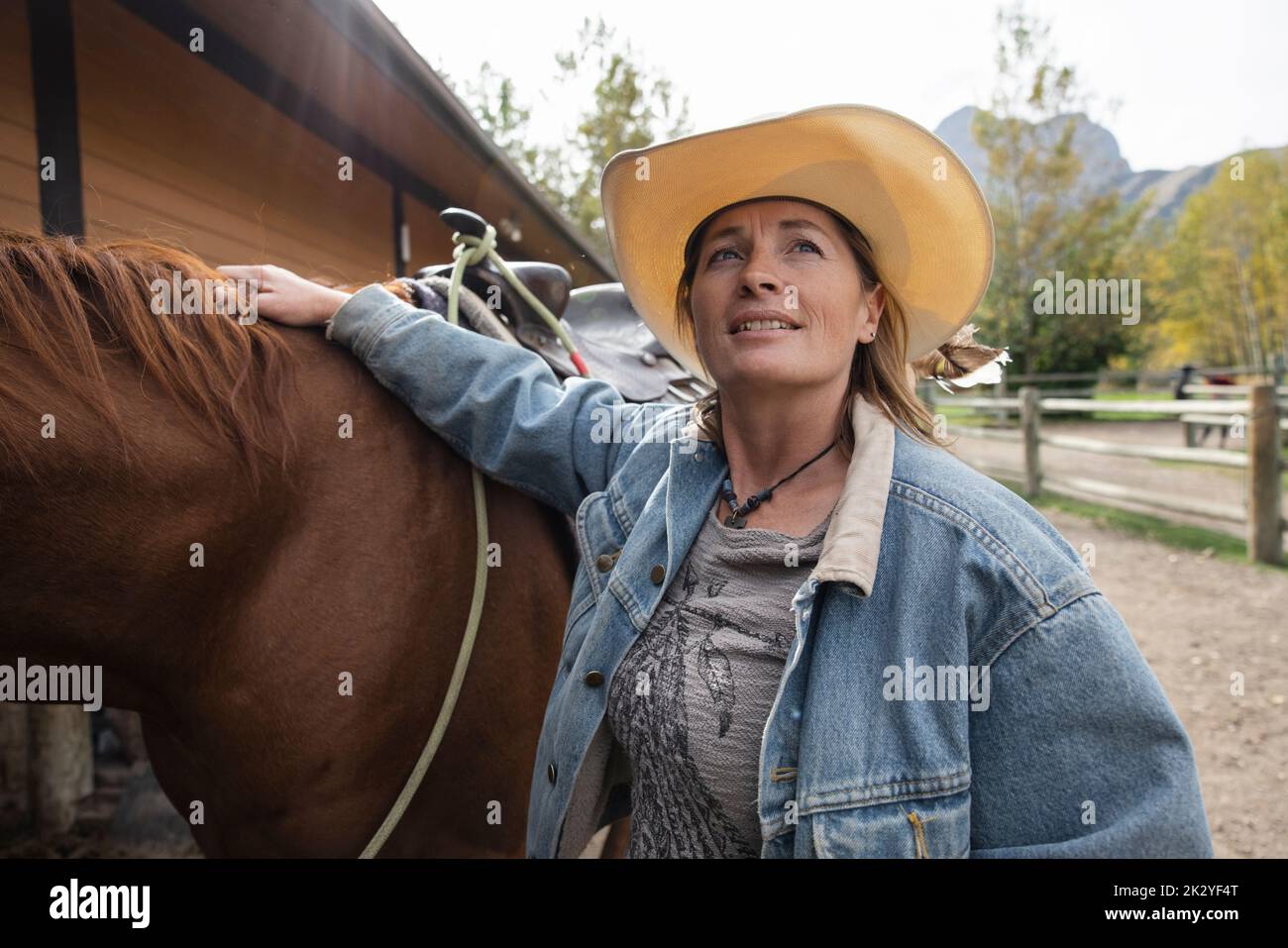 Woman, cowboy, standing hi-res stock photography and images - Alamy