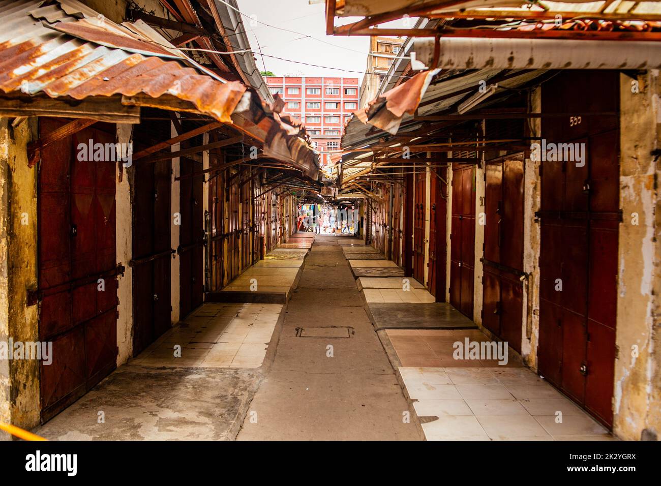An isle in between closed market stalls in a narrow alley Stock Photo ...