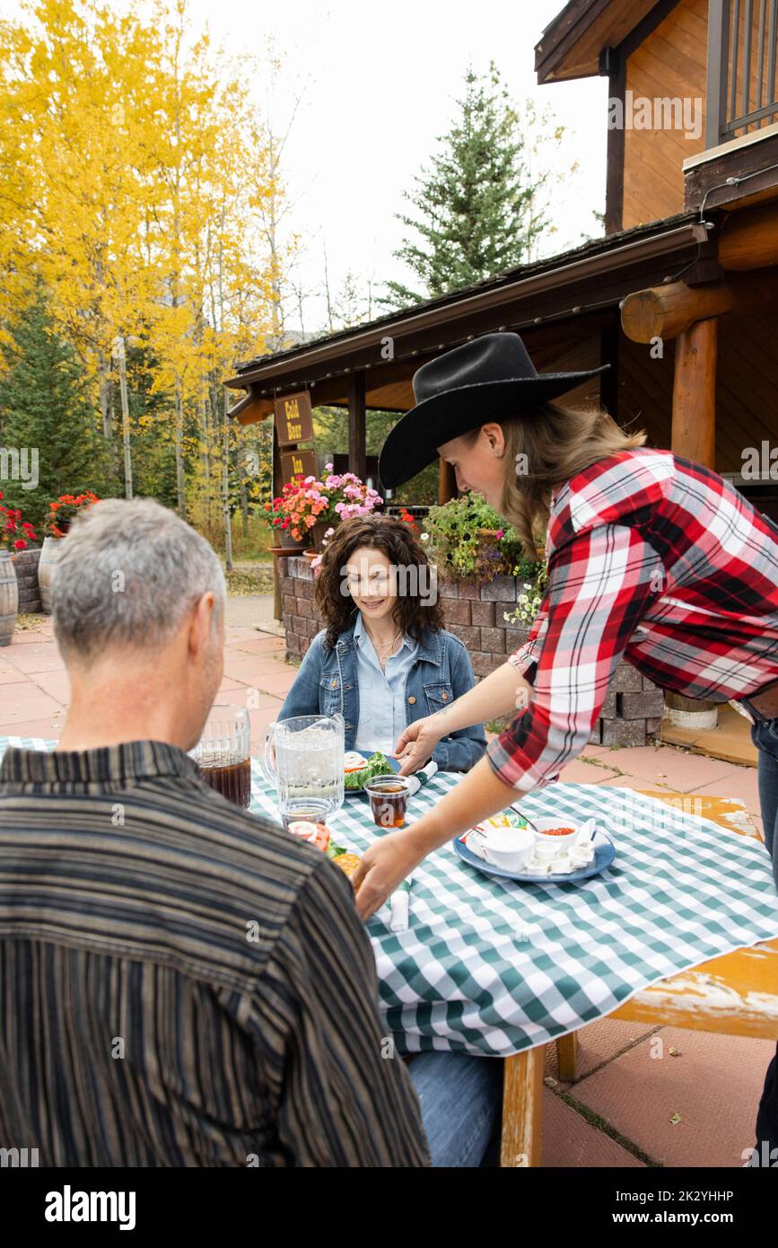Restaurant waitress table hi-res stock photography and images - Alamy