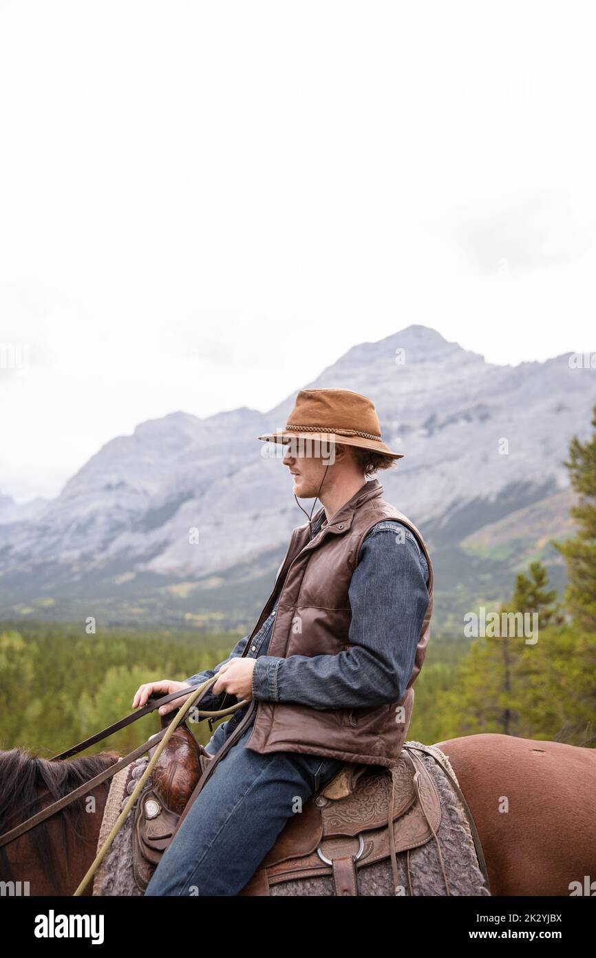 Young man mountain hi-res stock photography and images - Alamy
