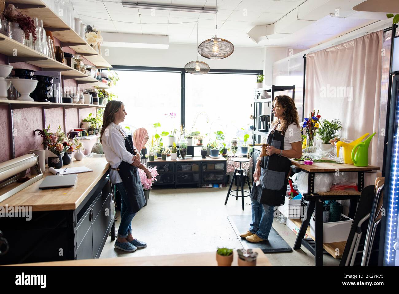 Conversation assistant hi-res stock photography and images - Alamy