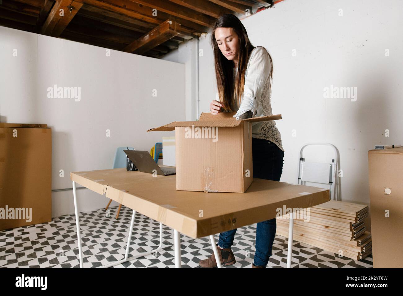 Office work woman move hi-res stock photography and images - Alamy