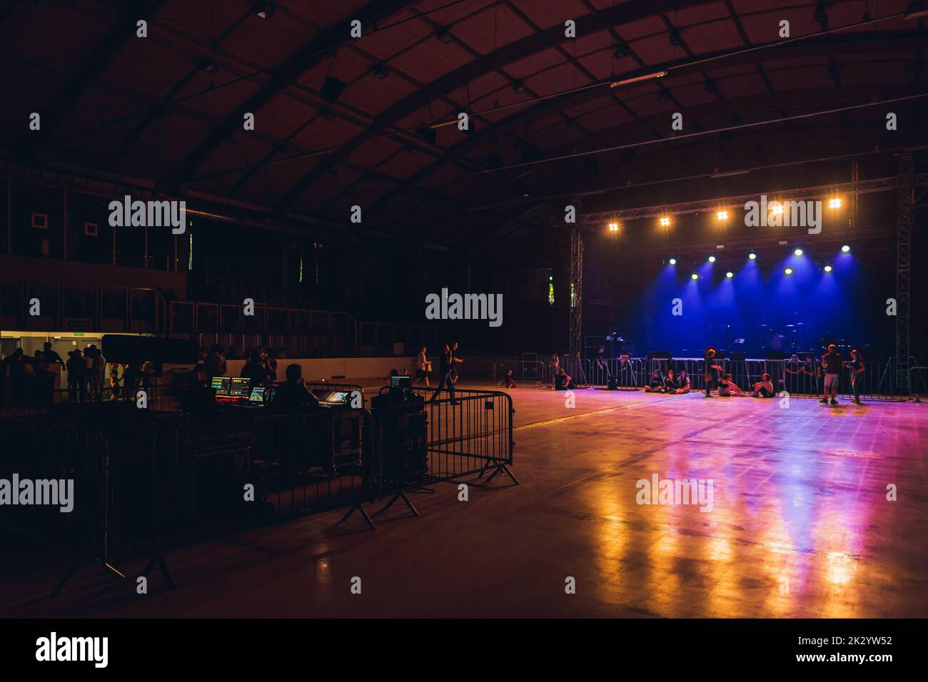 Audience waiting hi-res stock photography and images - Alamy