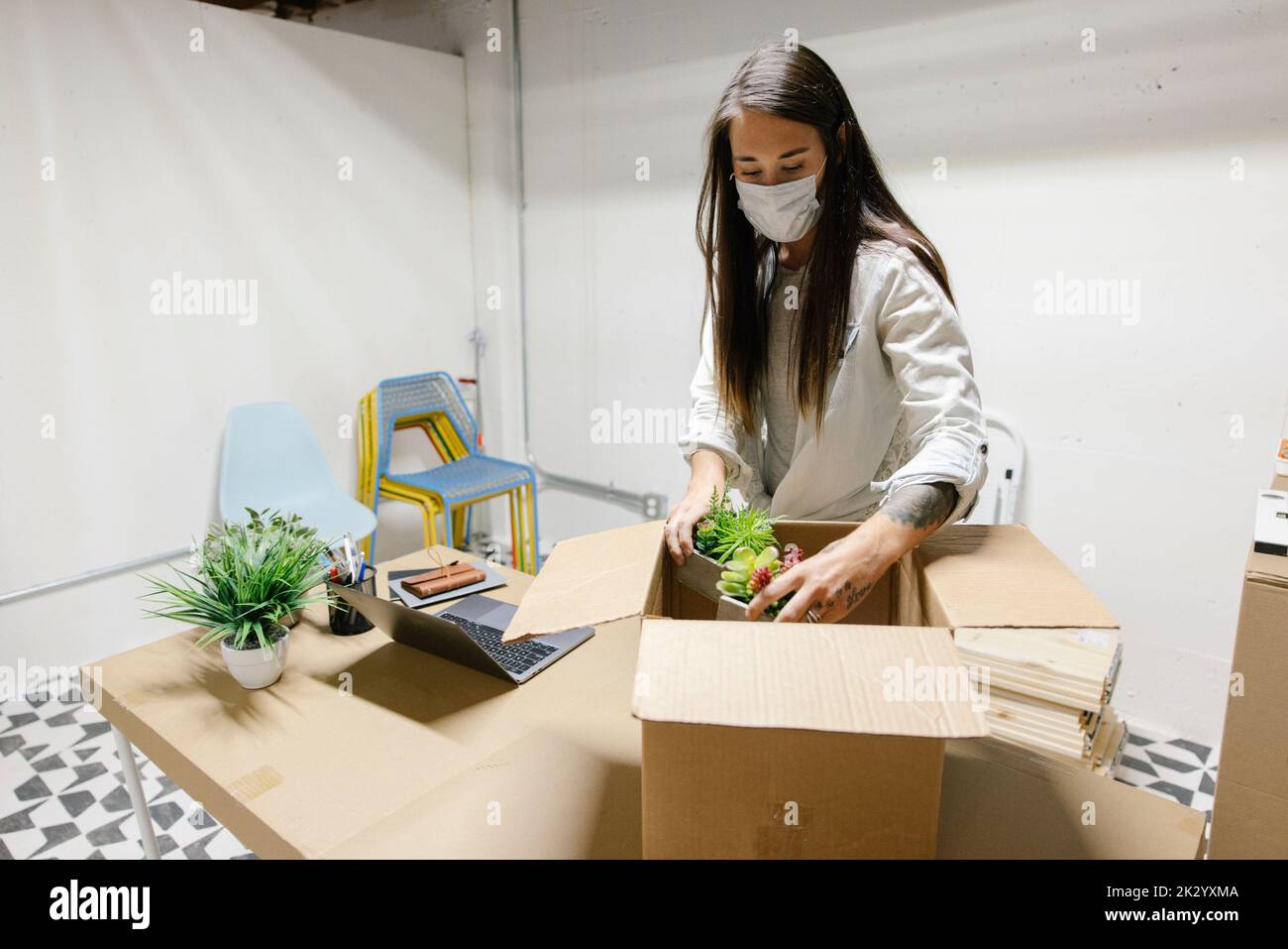 Office in box hi-res stock photography and images - Alamy