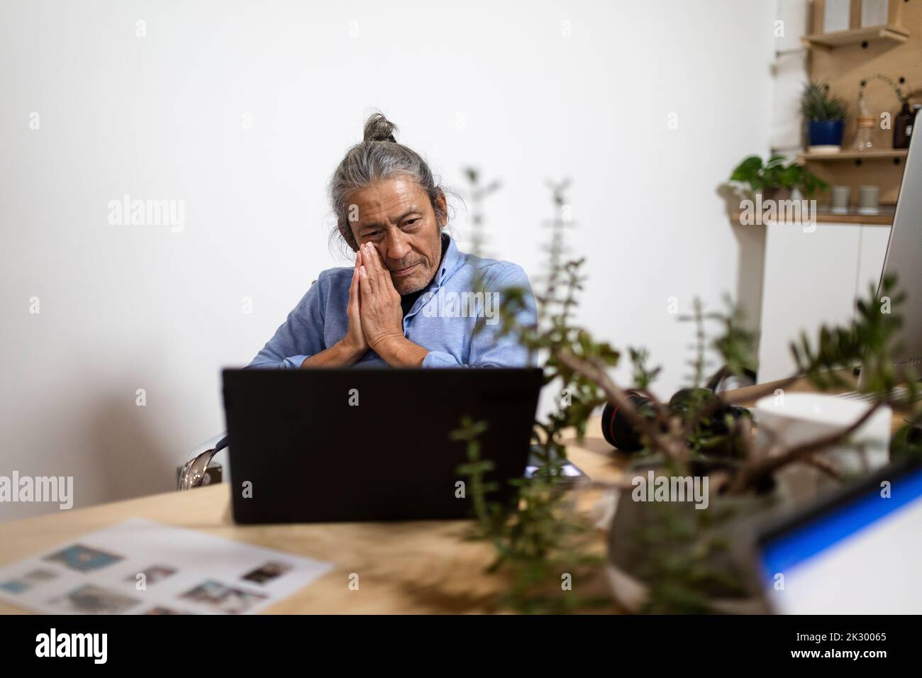 Contemplate contemplating hi-res stock photography and images - Alamy