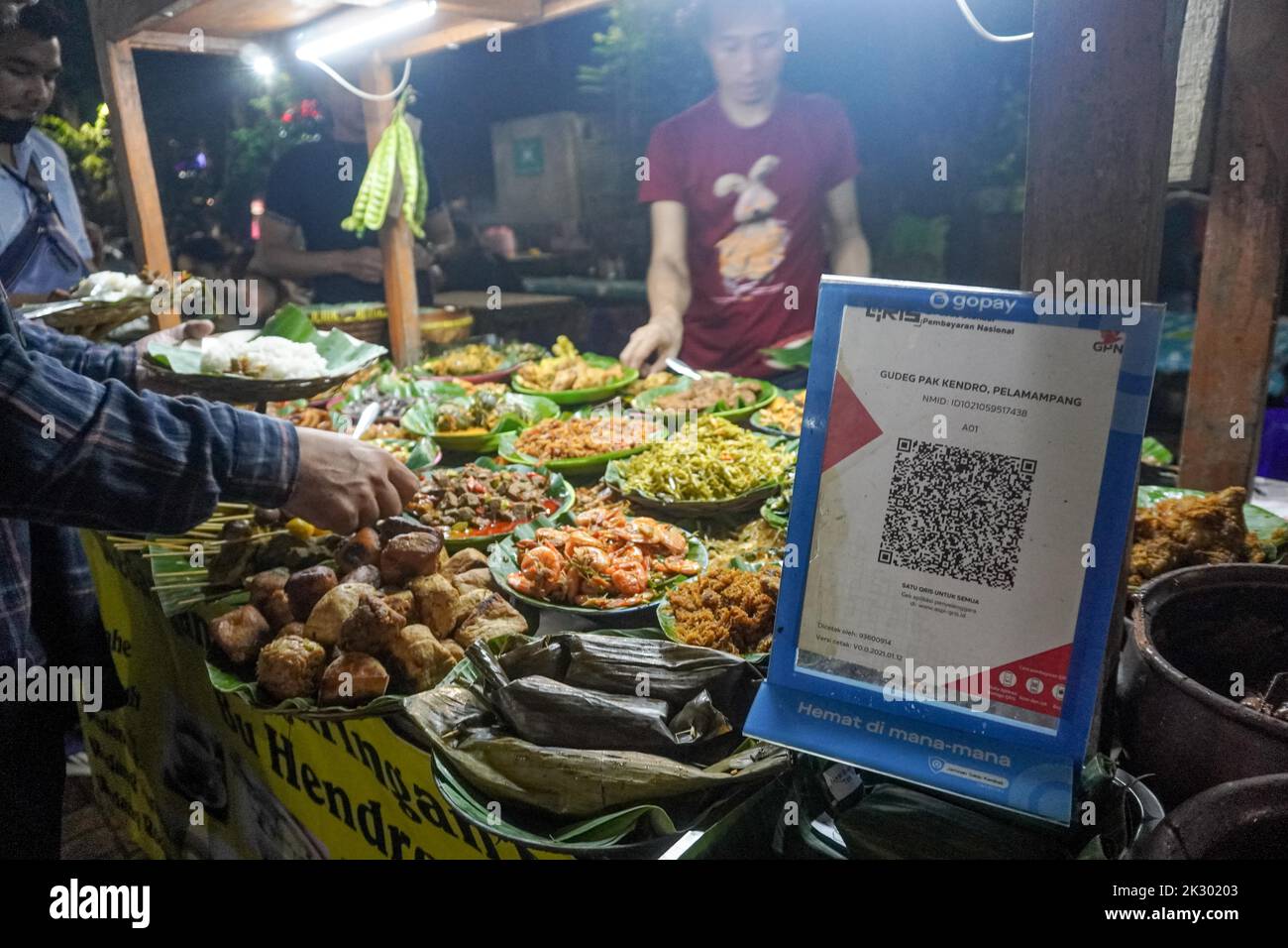 South Jakarta, Jakarta, Indonesia. 23rd Sep, 2022. A street vendor ...