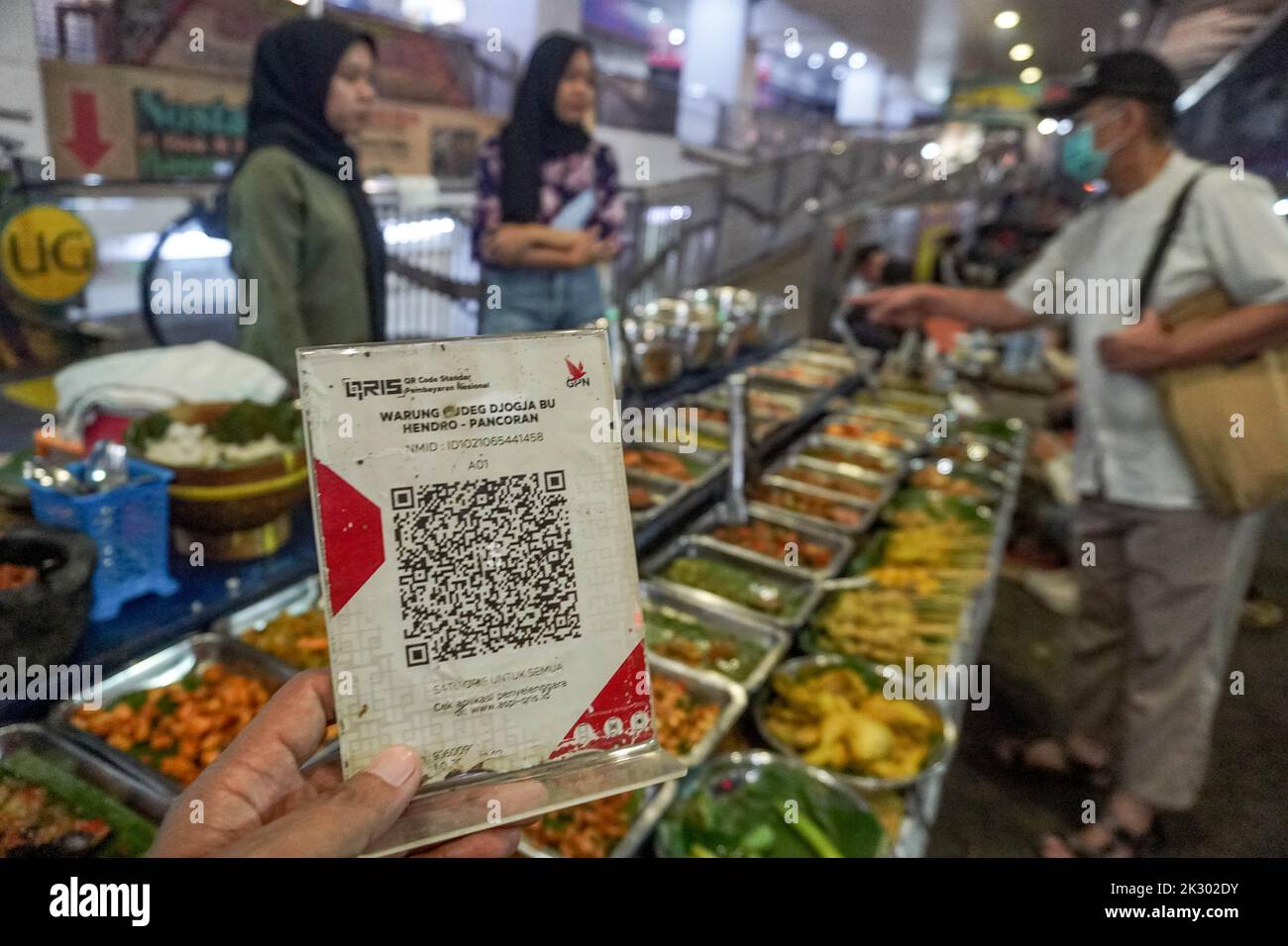 South Jakarta, Jakarta, Indonesia. 23rd Sep, 2022. A street vendor ...