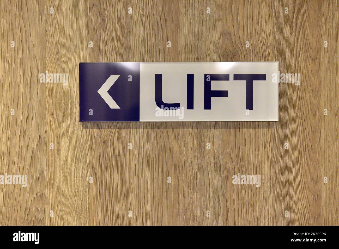 Lift sign hi-res stock photography and images - Alamy