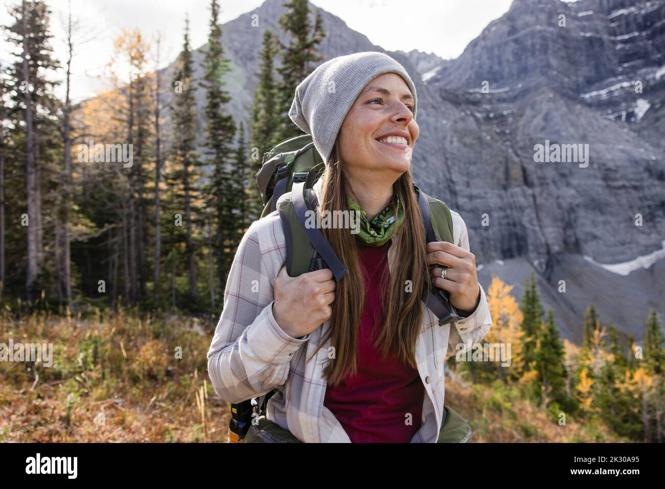 Female solo hiking hi-res stock photography and images - Alamy