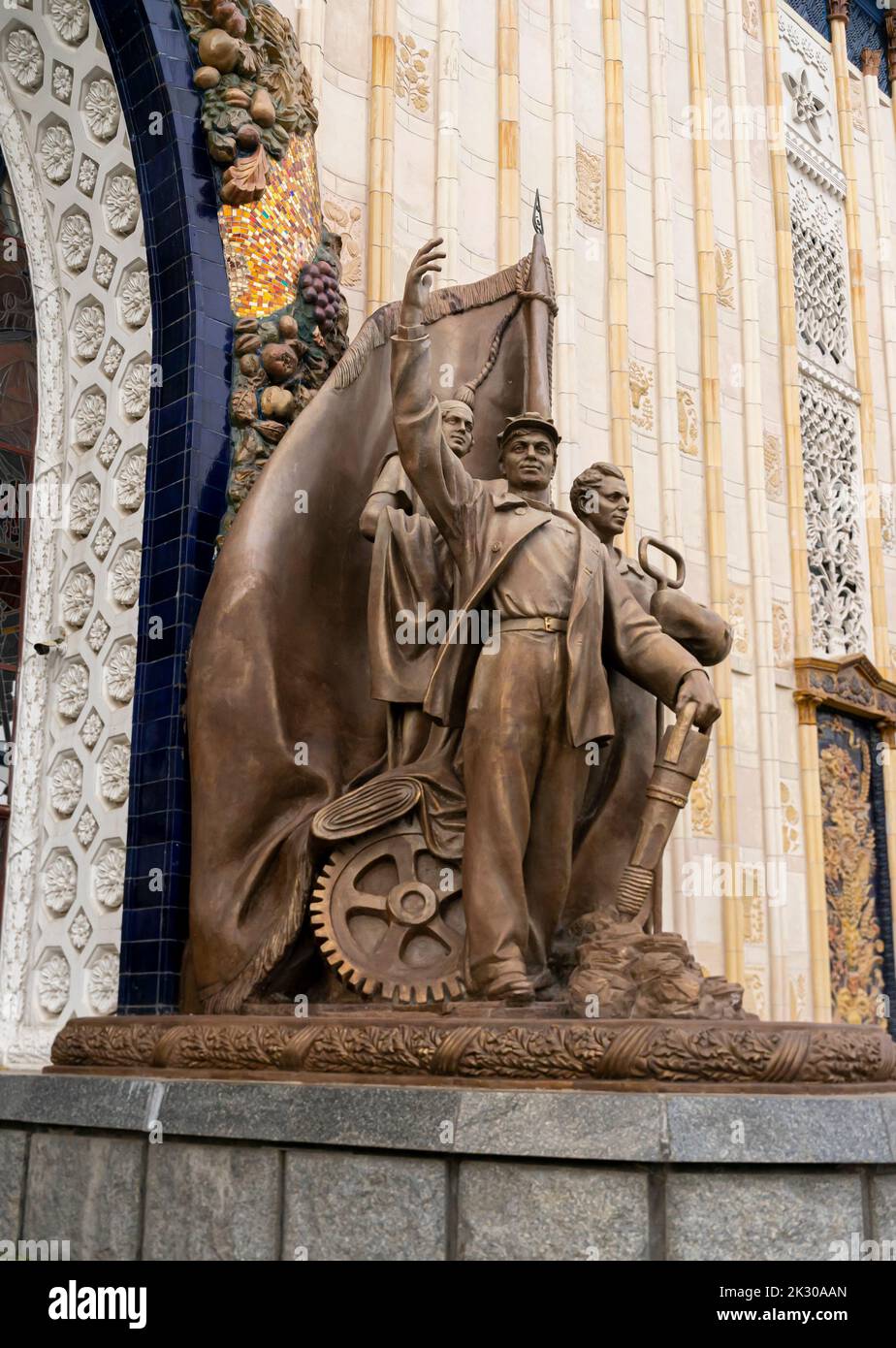 Statues of Ukrainian workers at entrance to the Ukraine Pavilion ...