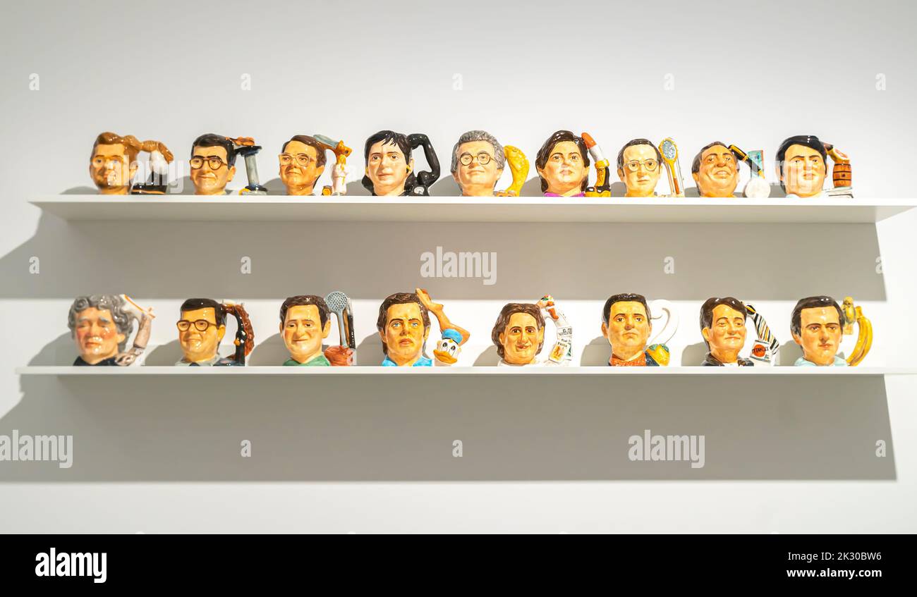 Curro Gonzalez - Retratos (Portraits) - Glazed ceramic. An installation ...