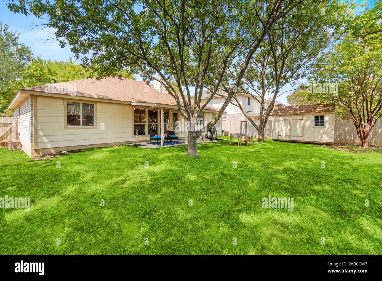 A home with a back yard Stock Photo - Alamy