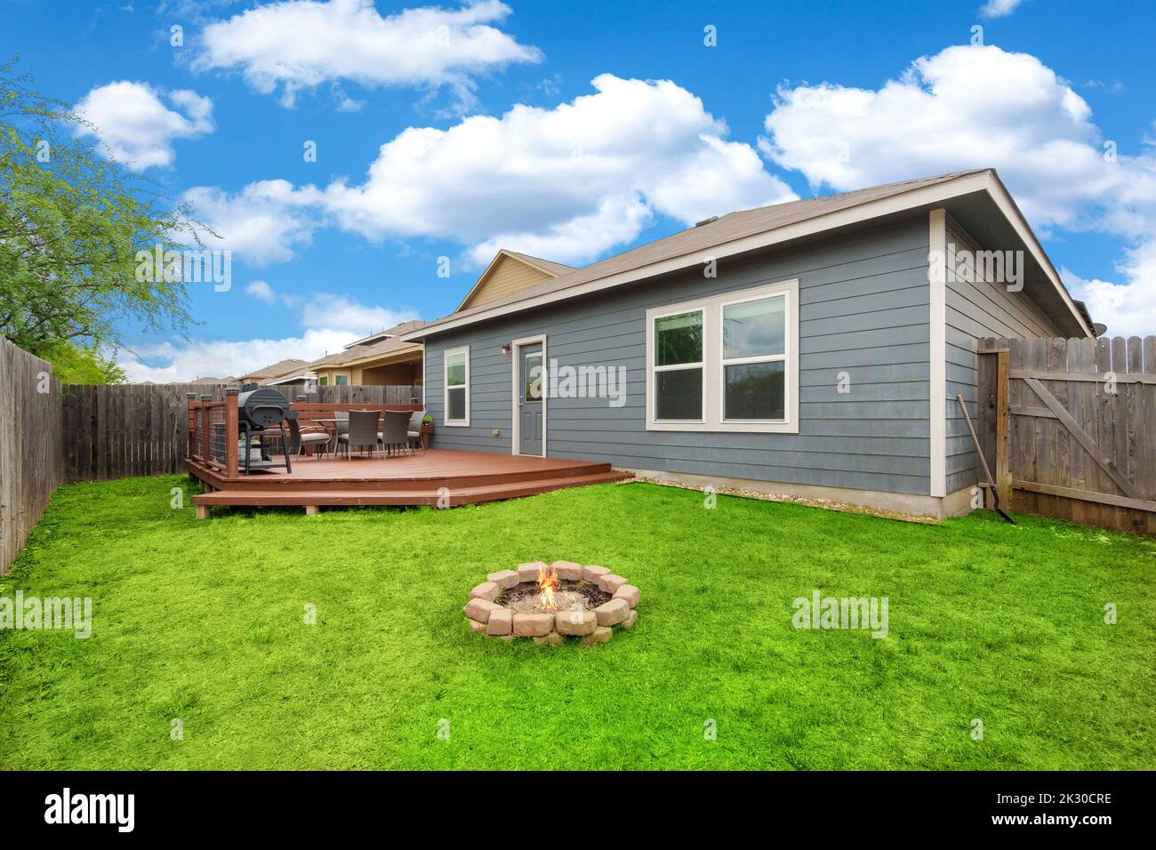 Green back yard hi-res stock photography and images - Alamy