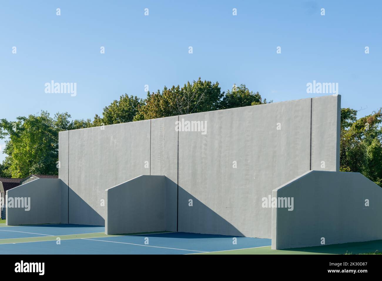 Example of an outside American Handball courts with concrete wall ...