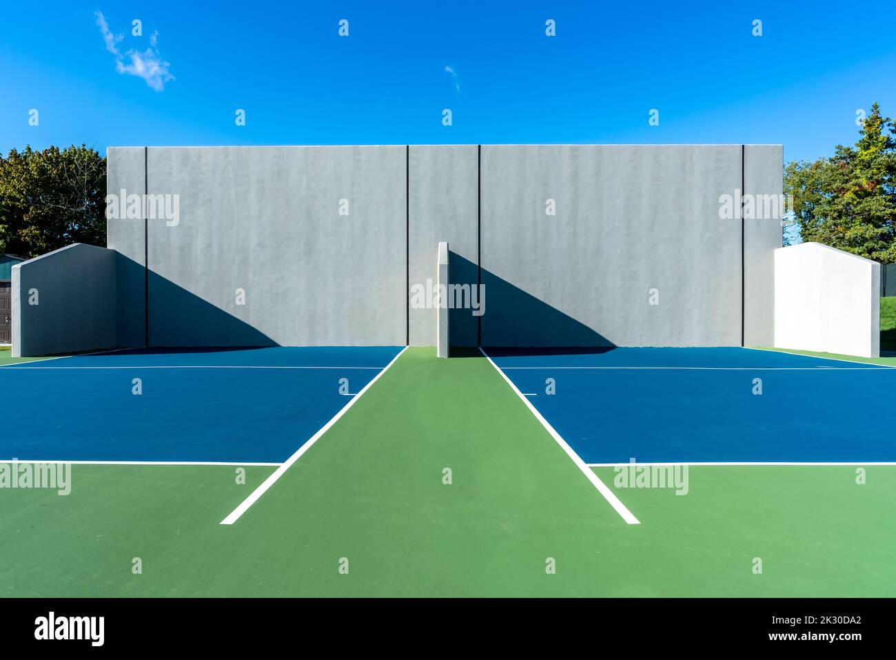 Example of an outside American Handball courts with concrete wall ...