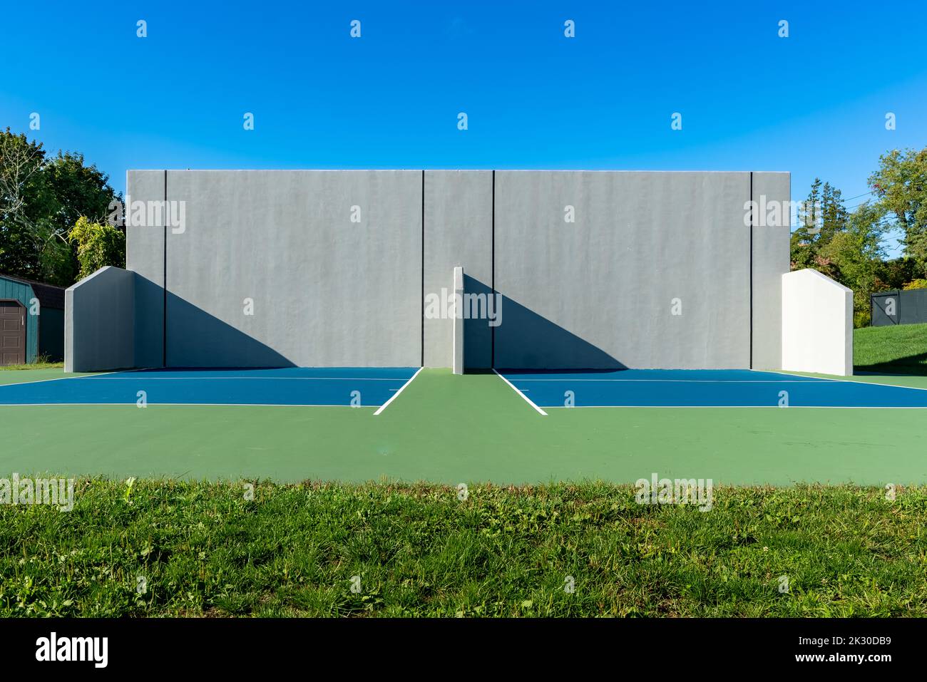 Example of an outside American Handball courts with concrete wall ...