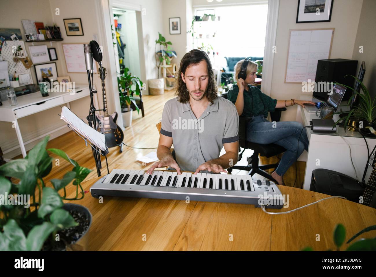 Man playing keyboard piano hi-res stock photography and images - Alamy