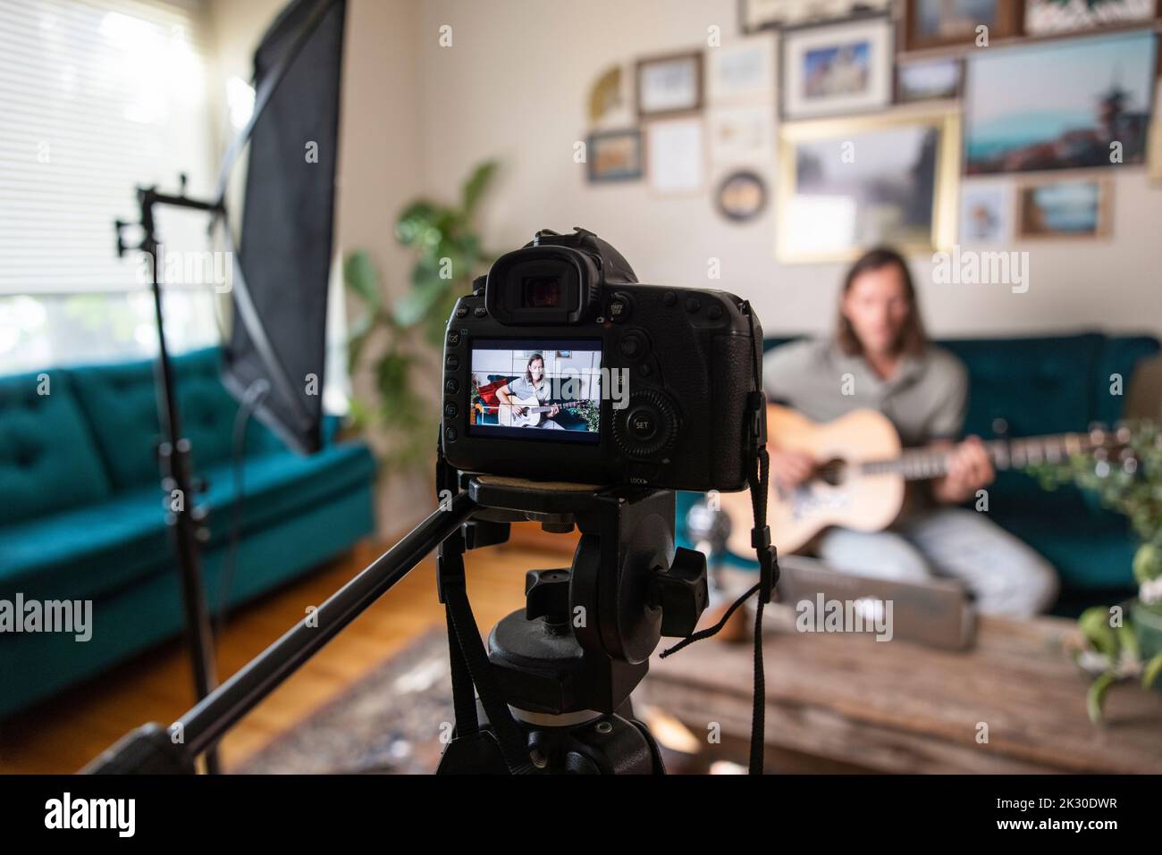 Man filming indoors hi-res stock photography and images - Alamy