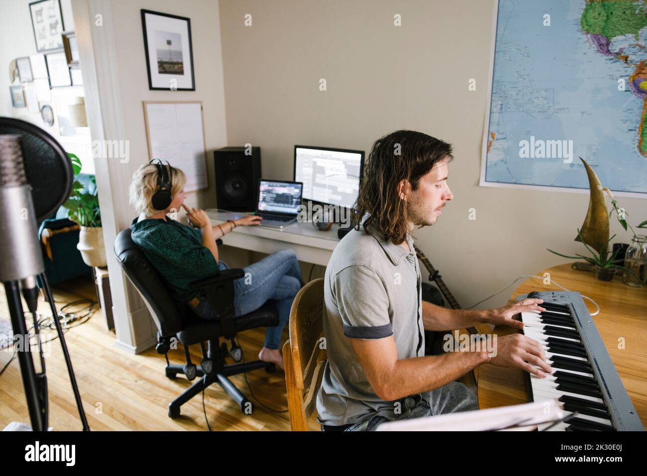 Keyboard electronic hi-res stock photography and images - Alamy