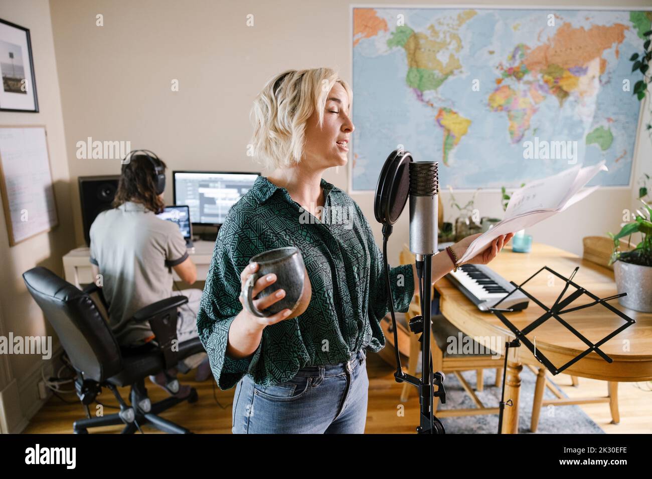 Sing microphone man hi-res stock photography and images - Alamy