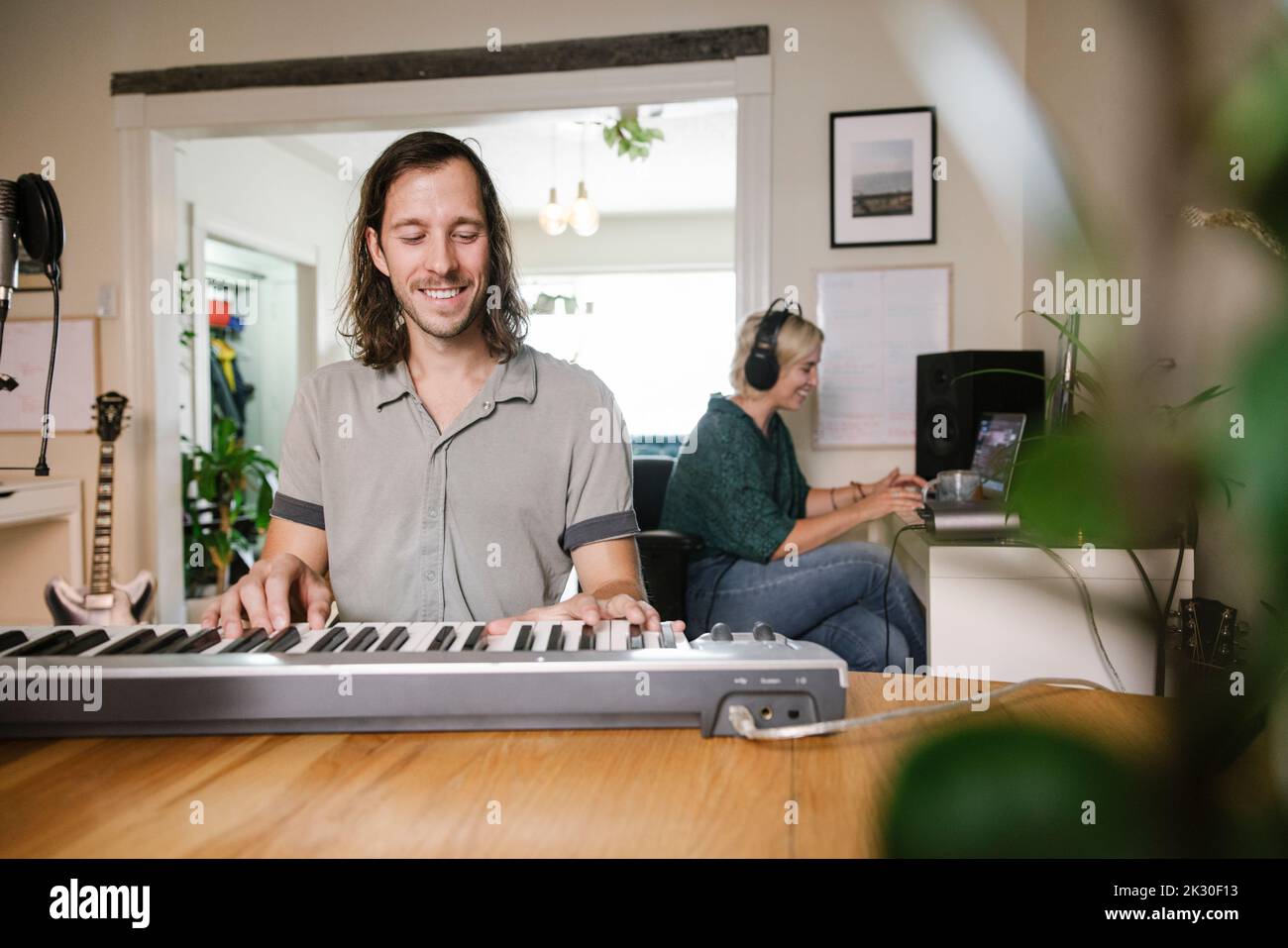 Man playing keyboard piano hi-res stock photography and images - Alamy