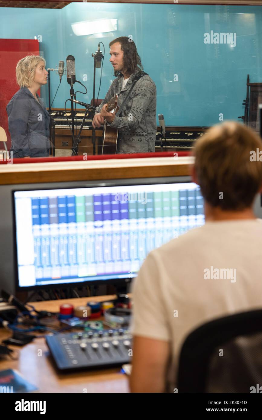 Music production screen hi-res stock photography and images - Alamy