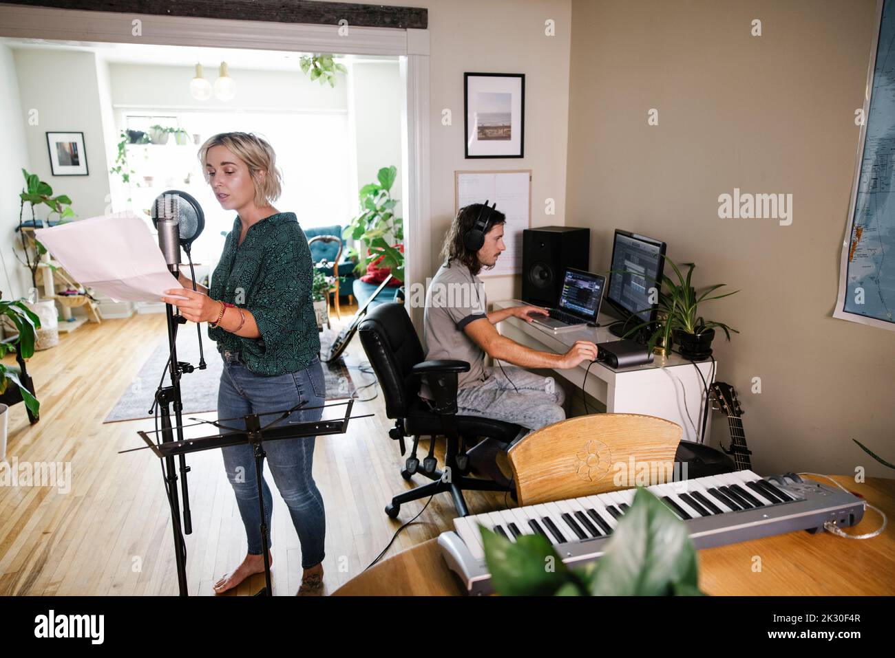 Man woman singing at home hi-res stock photography and images - Alamy
