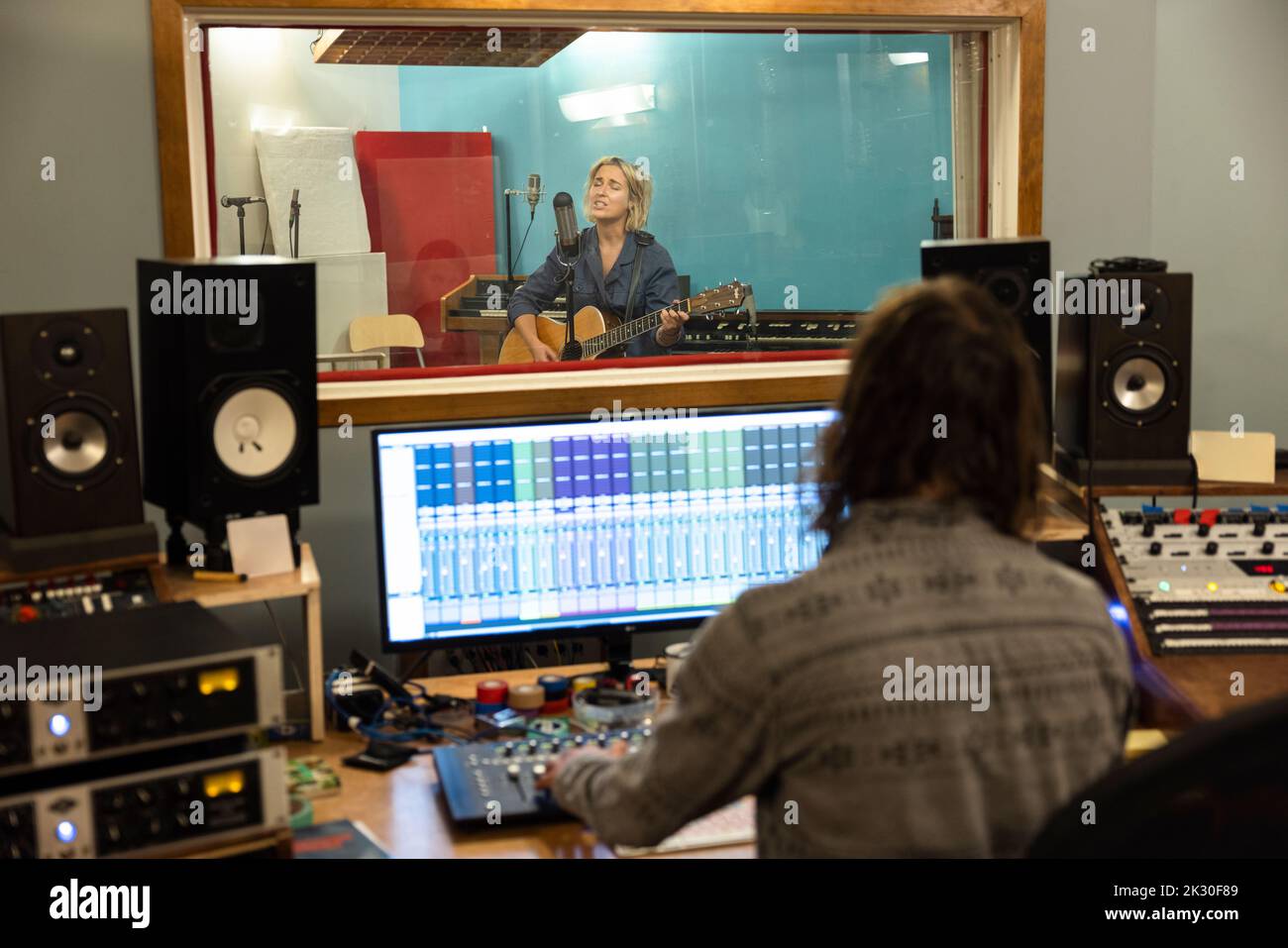 Artist in studio man hi-res stock photography and images - Alamy