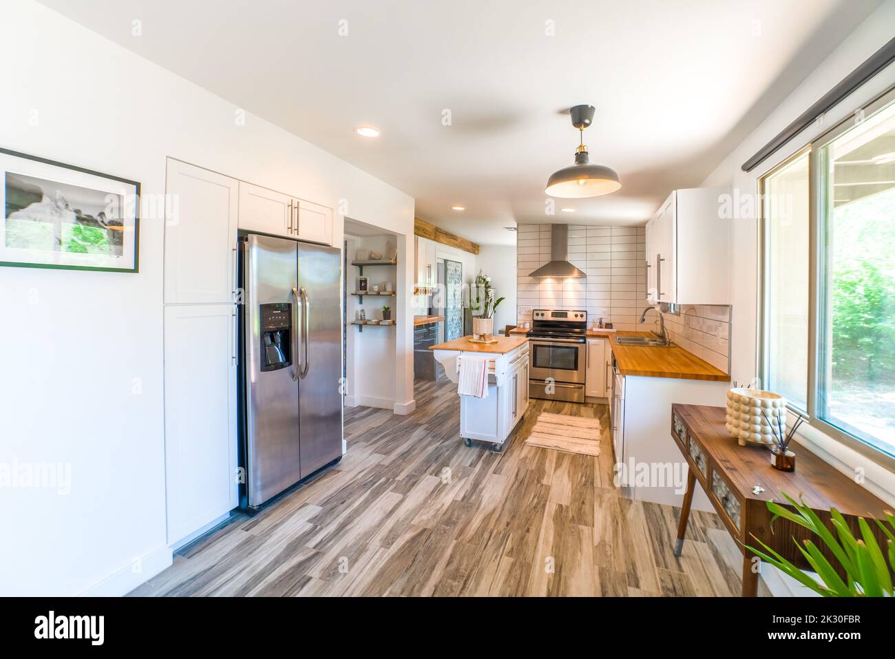 A white kitchen Stock Photo - Alamy