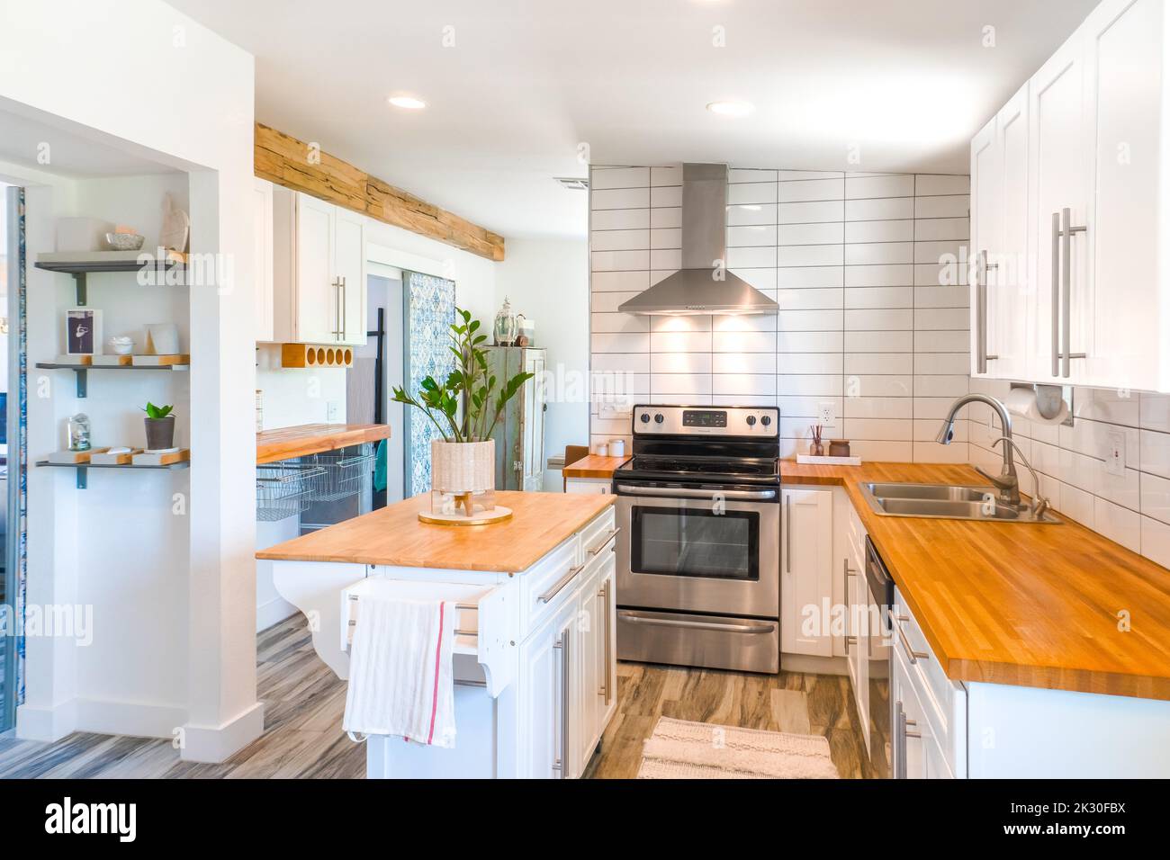 A white kitchen Stock Photo - Alamy