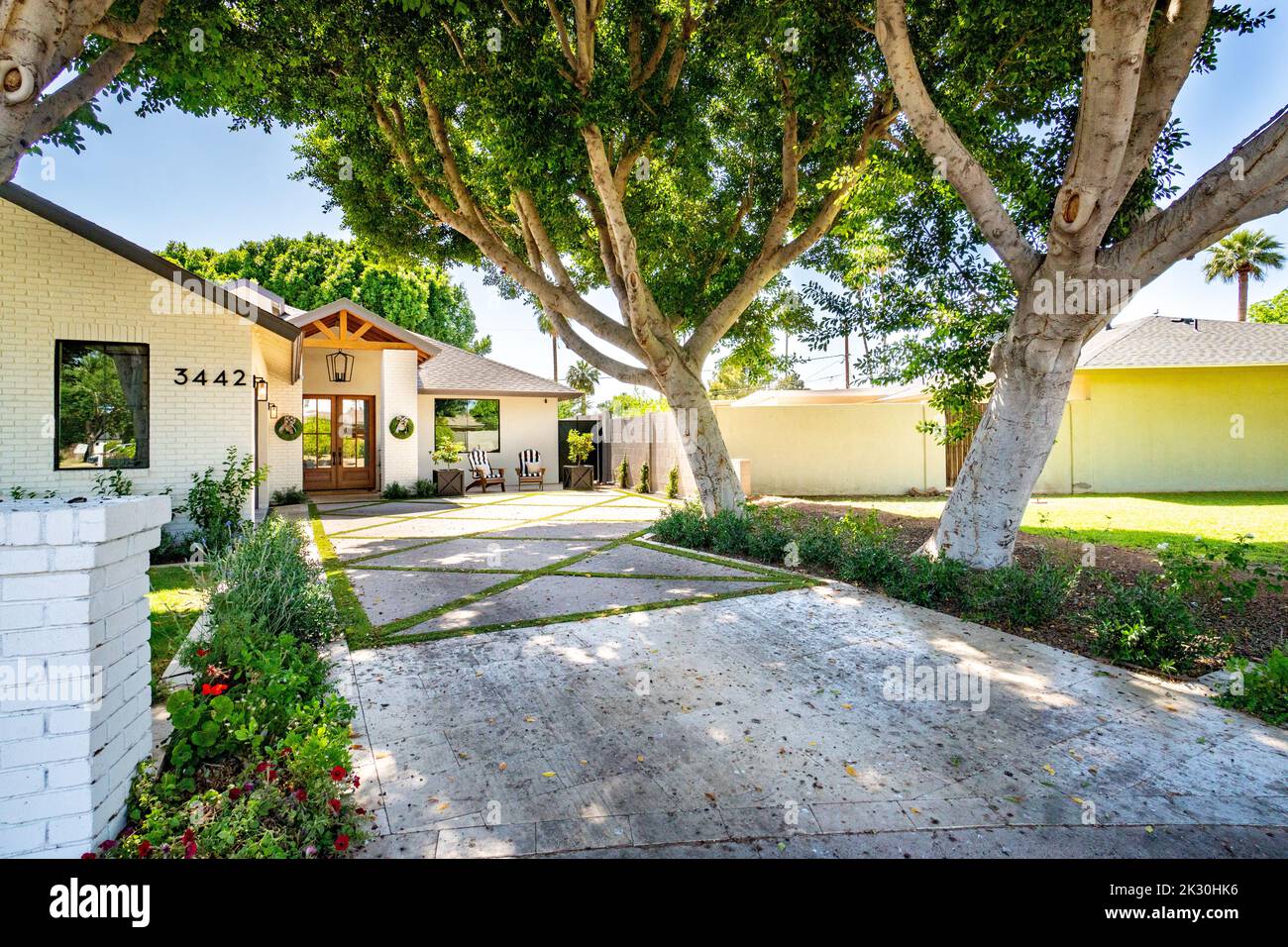 House garage with trees hi-res stock photography and images - Alamy