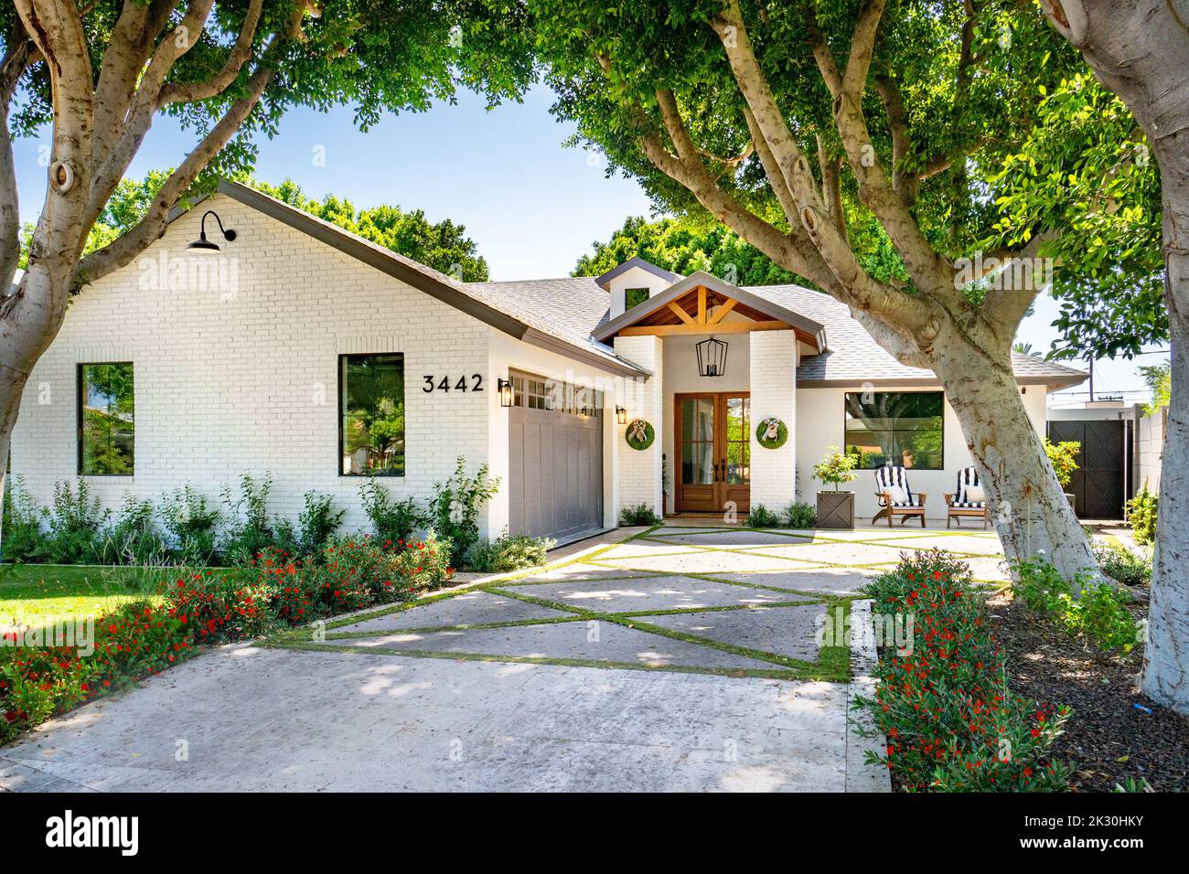 House garage with trees hi-res stock photography and images - Alamy
