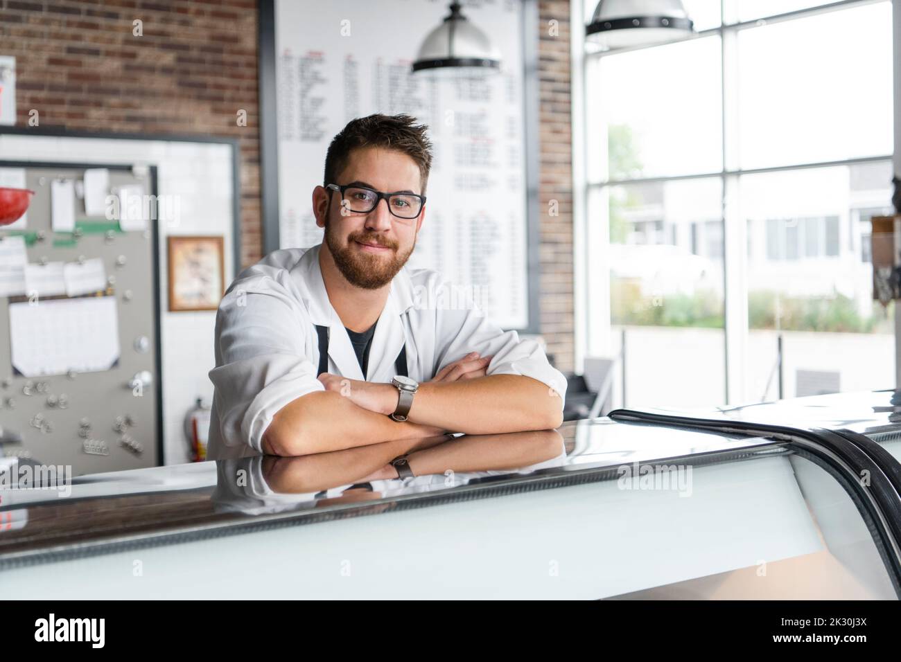 Standing behind the counter hi-res stock photography and images - Alamy