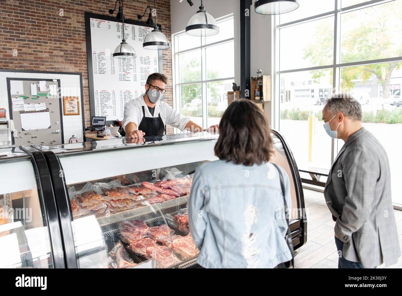 Asian couple with face mask hi-res stock photography and images - Alamy