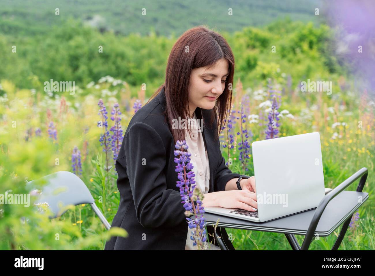 Surrounded by flowers hi-res stock photography and images - Alamy