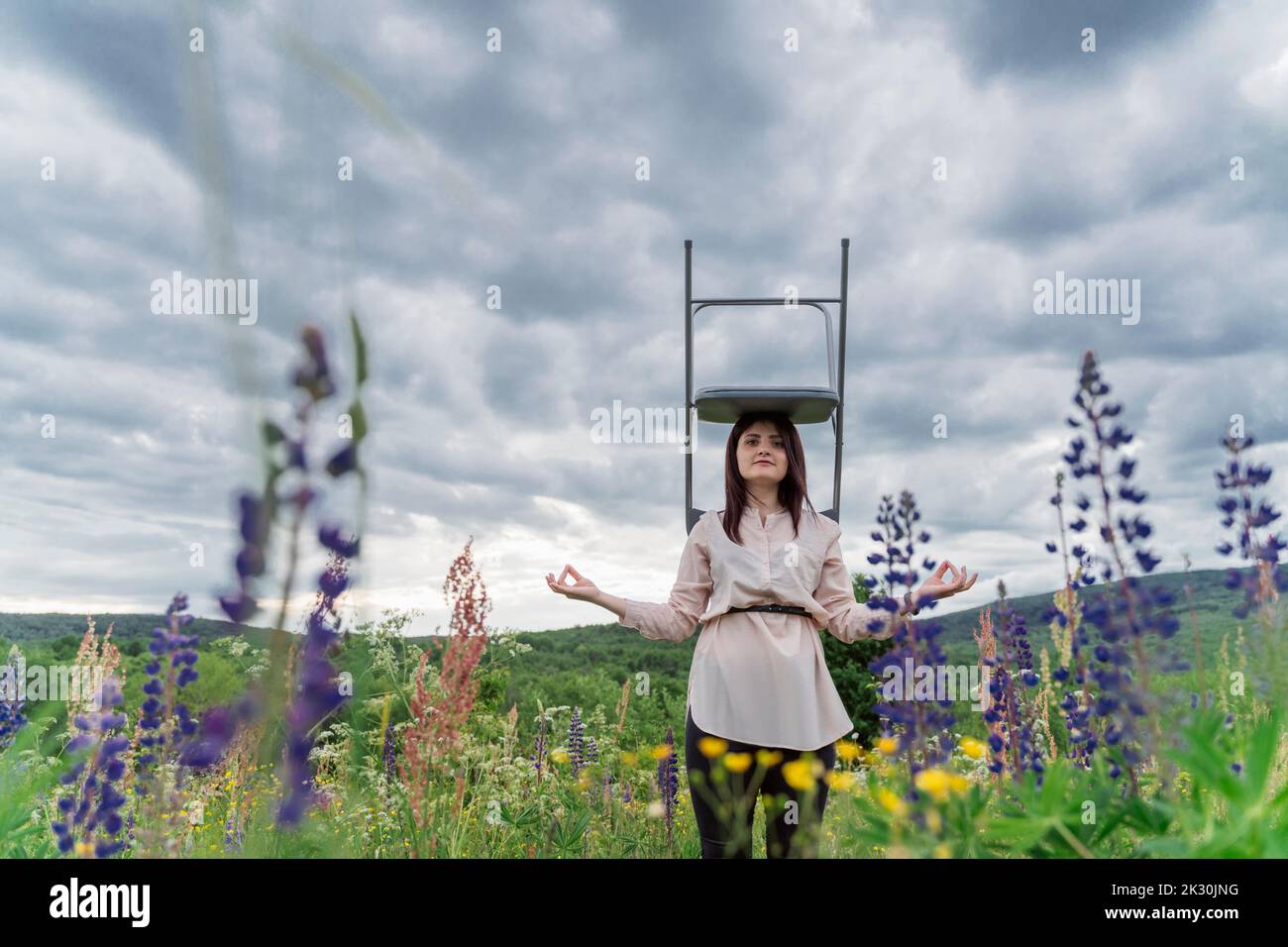 Woman carrying chair on head hi-res stock photography and images - Alamy