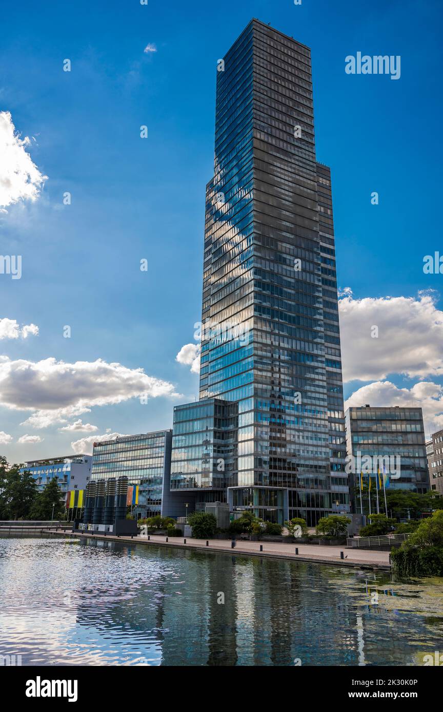 Germany, North Rhine-Westphalia, Cologne, Shore of MediaPark lake and ...