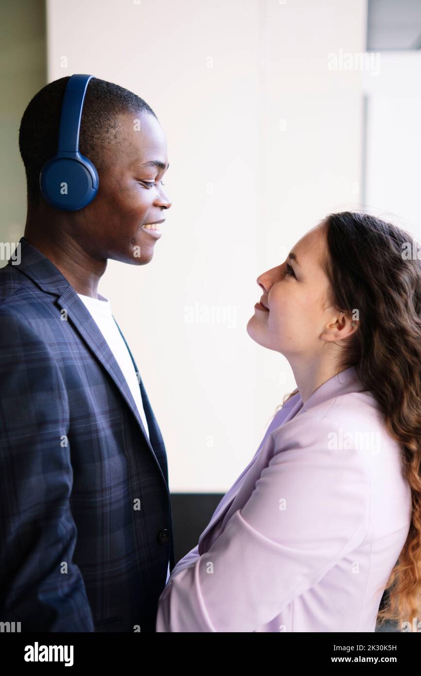 Man woman standing face face hi-res stock photography and images - Alamy