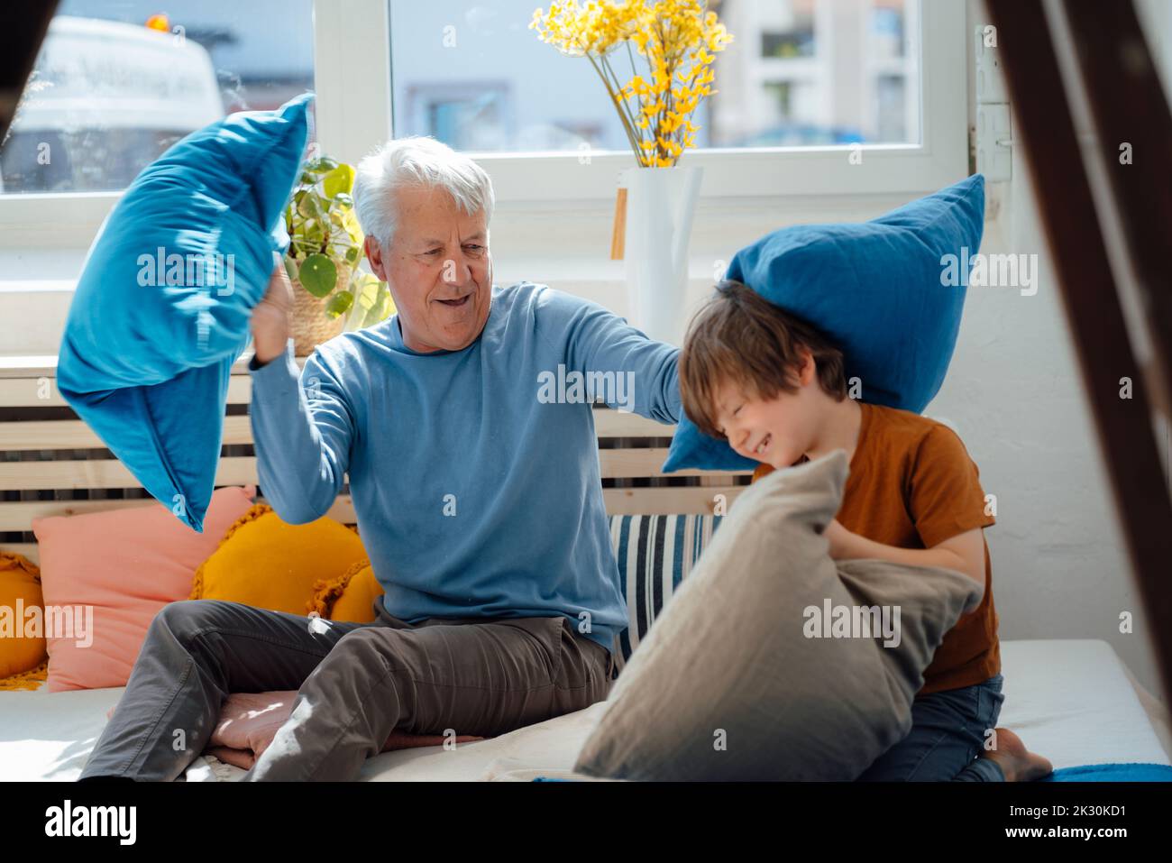 Family playing pillow fight hi-res stock photography and images - Alamy