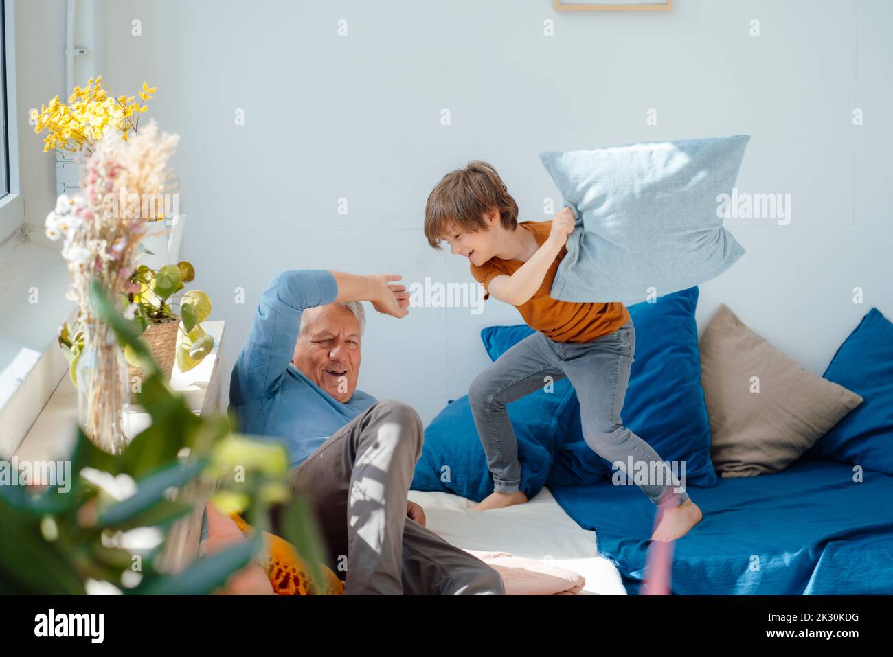 Family playing pillow fight hi-res stock photography and images - Alamy