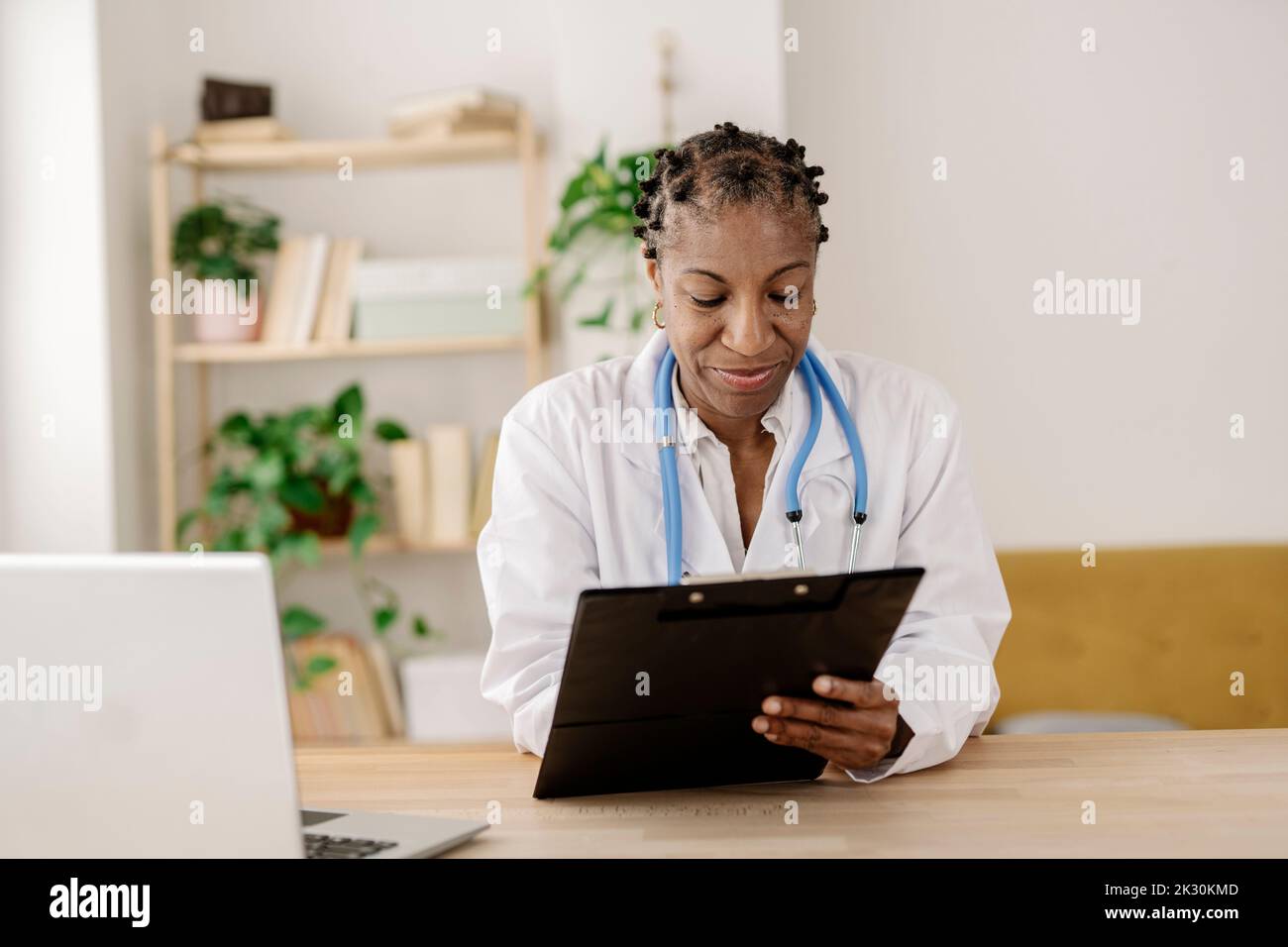 Female doctor working african hi-res stock photography and images - Alamy